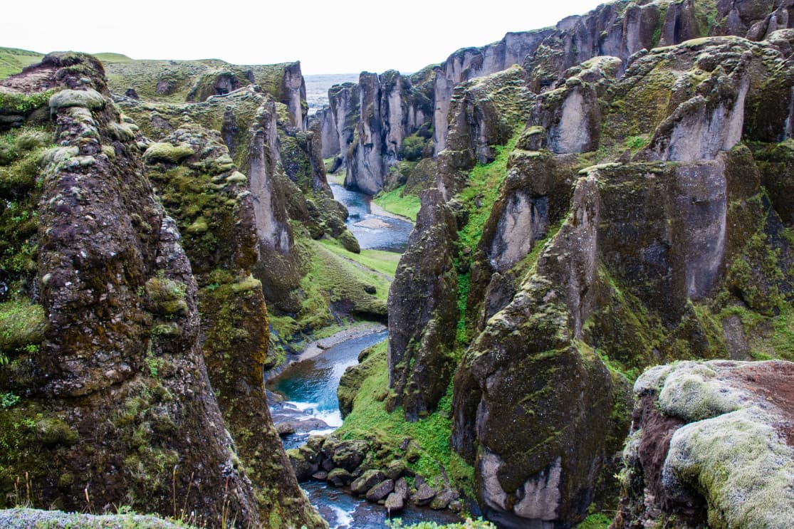 Le canyon de Fjaðrárgljúfur - Voyage-Islande.fr