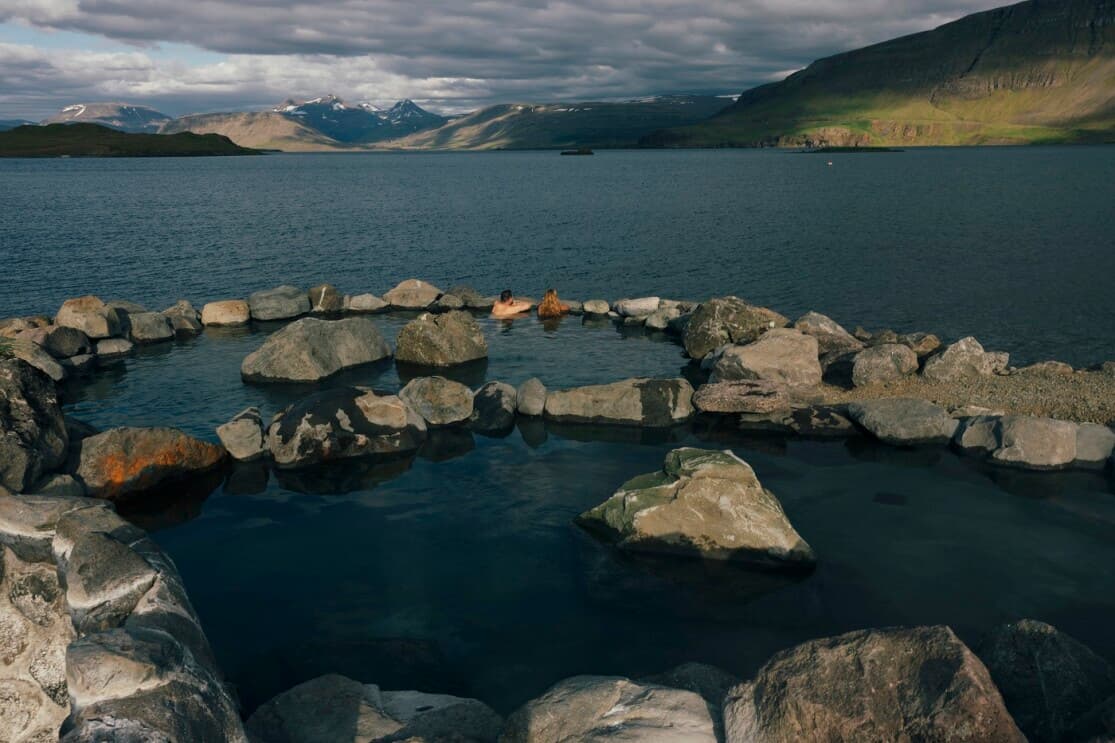 Les sources chaudes de Hvammsvík - Voyage-Islande.fr